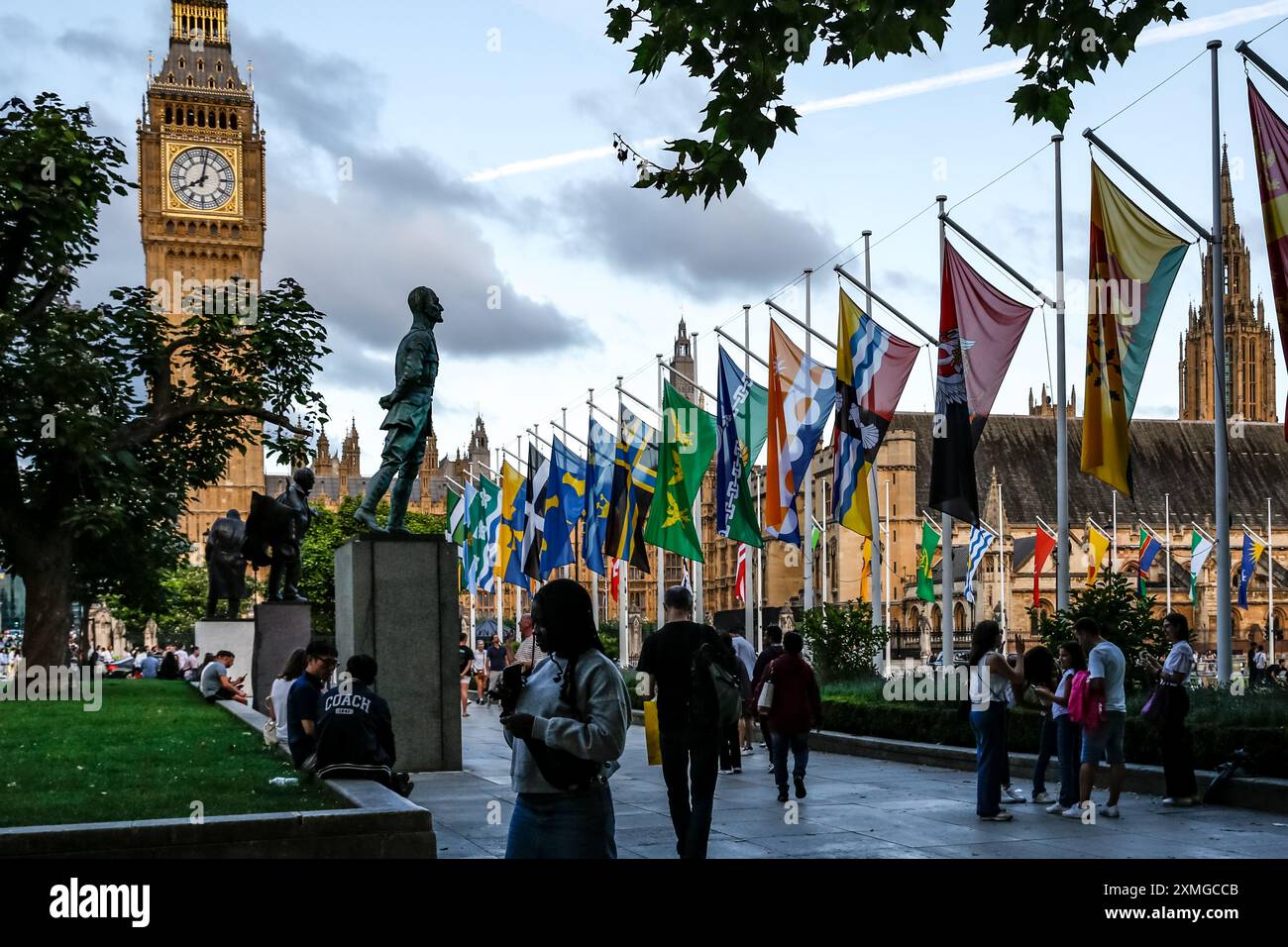 Tourists walk on Parliament Square in front of Westminster and Big Ben ...