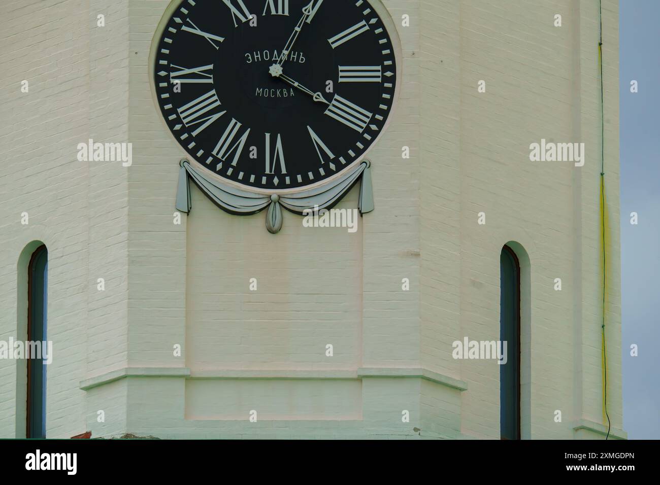 Large white building clock hi-res stock photography and images - Alamy
