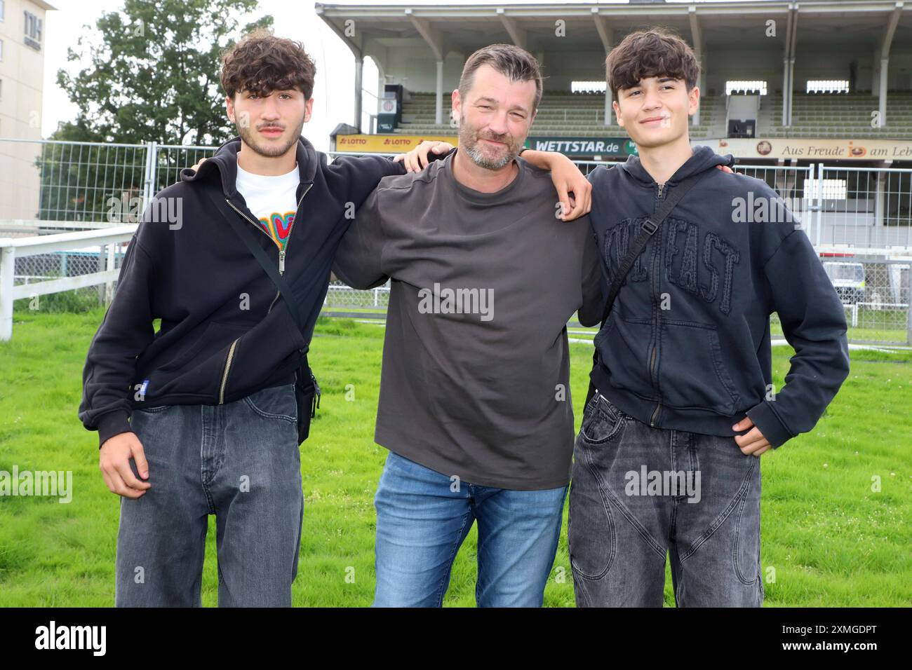 Schlagerinsel 2024 auf der Horner Rennbahn Achim Petry mit seinen Soehnen Giorgio und Giuliano ...