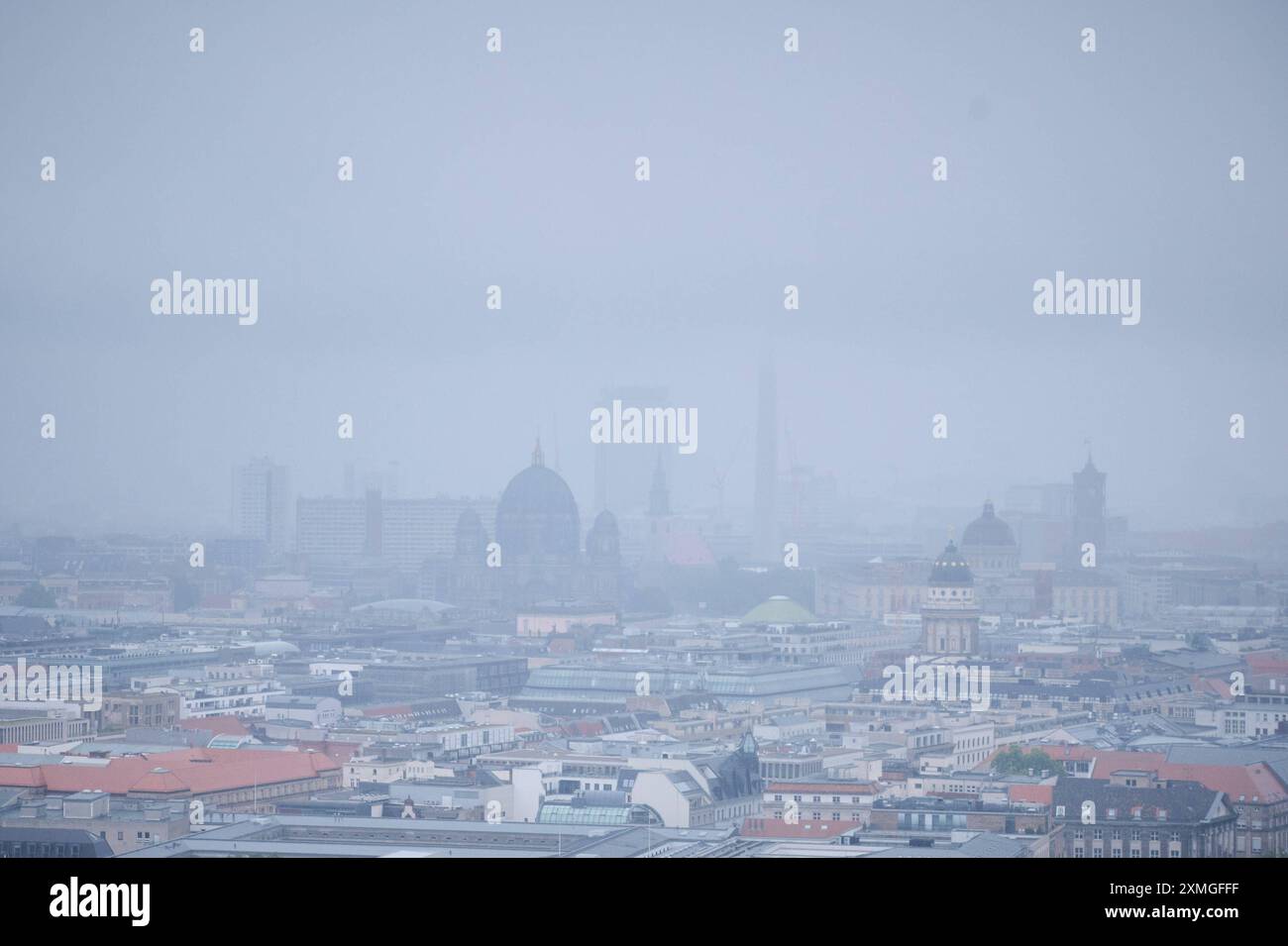 Berlin im Regen Die berliner Skyline im Regen am 27.07.2024 in Berlin. Berlin Berlin Deutschland ...