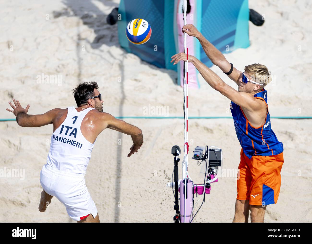 PARIS - Steven van de Velde in action against Alex Ranghieri (L) during ...