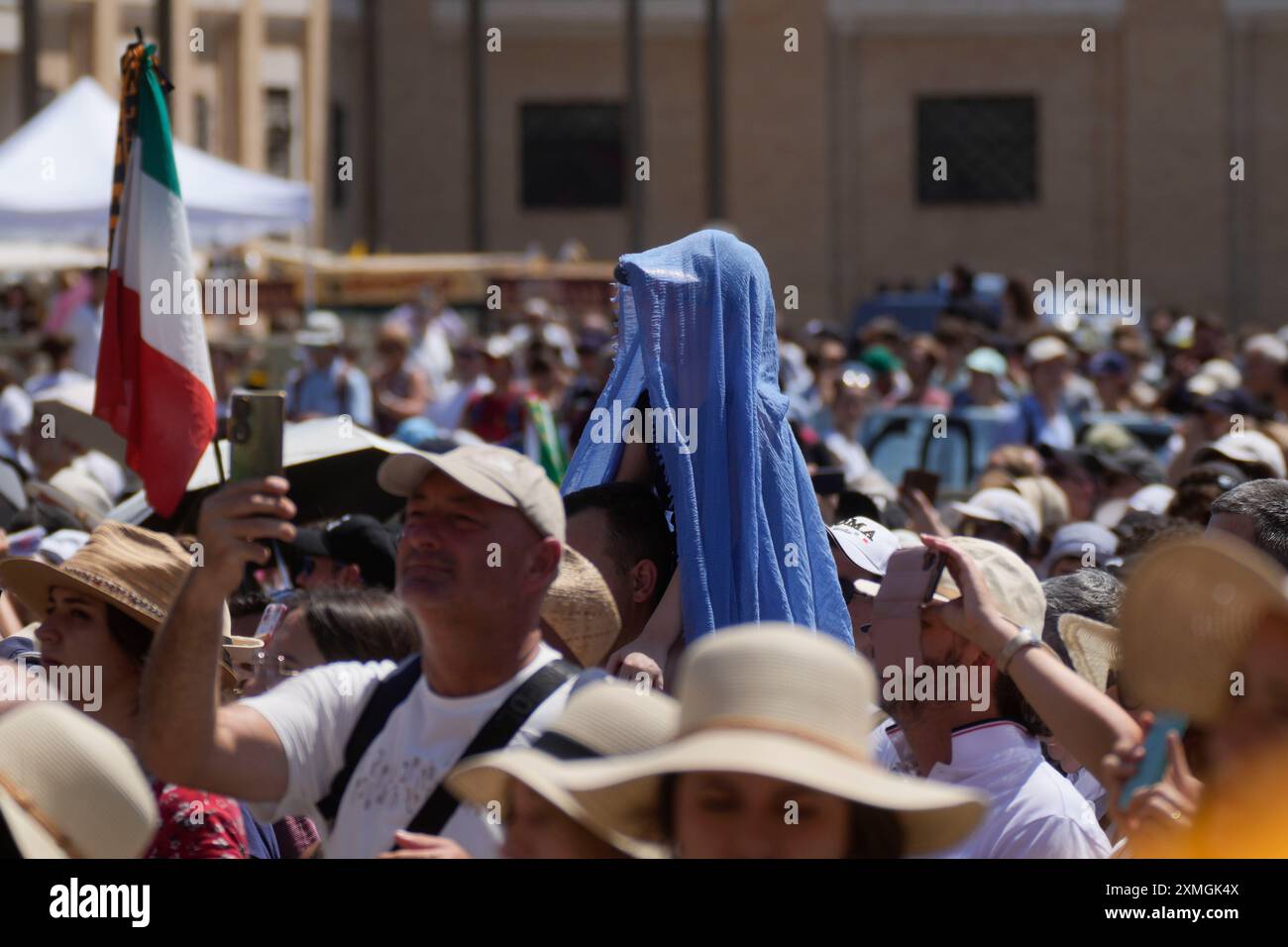 Faithful attend Pope Francis Angelus noon prayer in St. Peter's Square ...