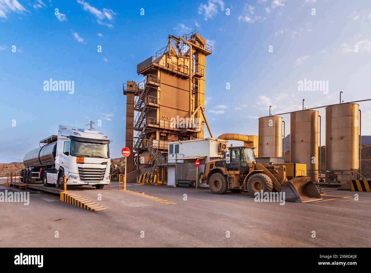 Asphalt manufacturing hi-res stock photography and images - Alamy