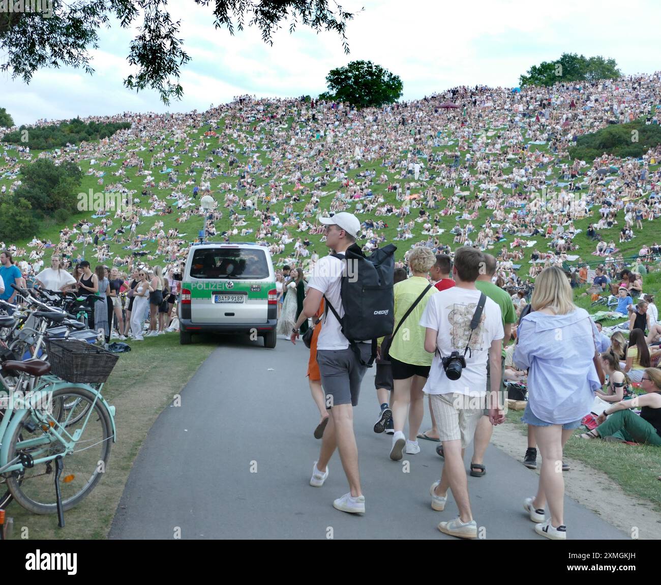 25.000 people outside in the Olympiapark on the opposite side of the ...