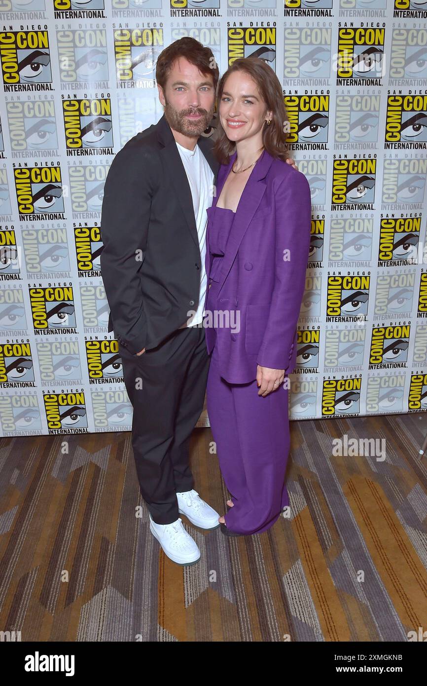 Tim Rozon Und Melanie Scrofano Beim Photocall Zu Tubi Fernsehfilm