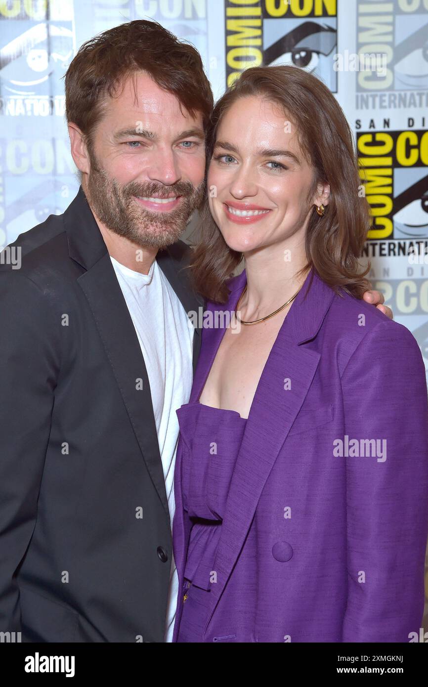 Tim Rozon und Melanie Scrofano beim Photocall zu Tubi Fernsehfilm 'Wynonna Earp: Vengeance' auf ...