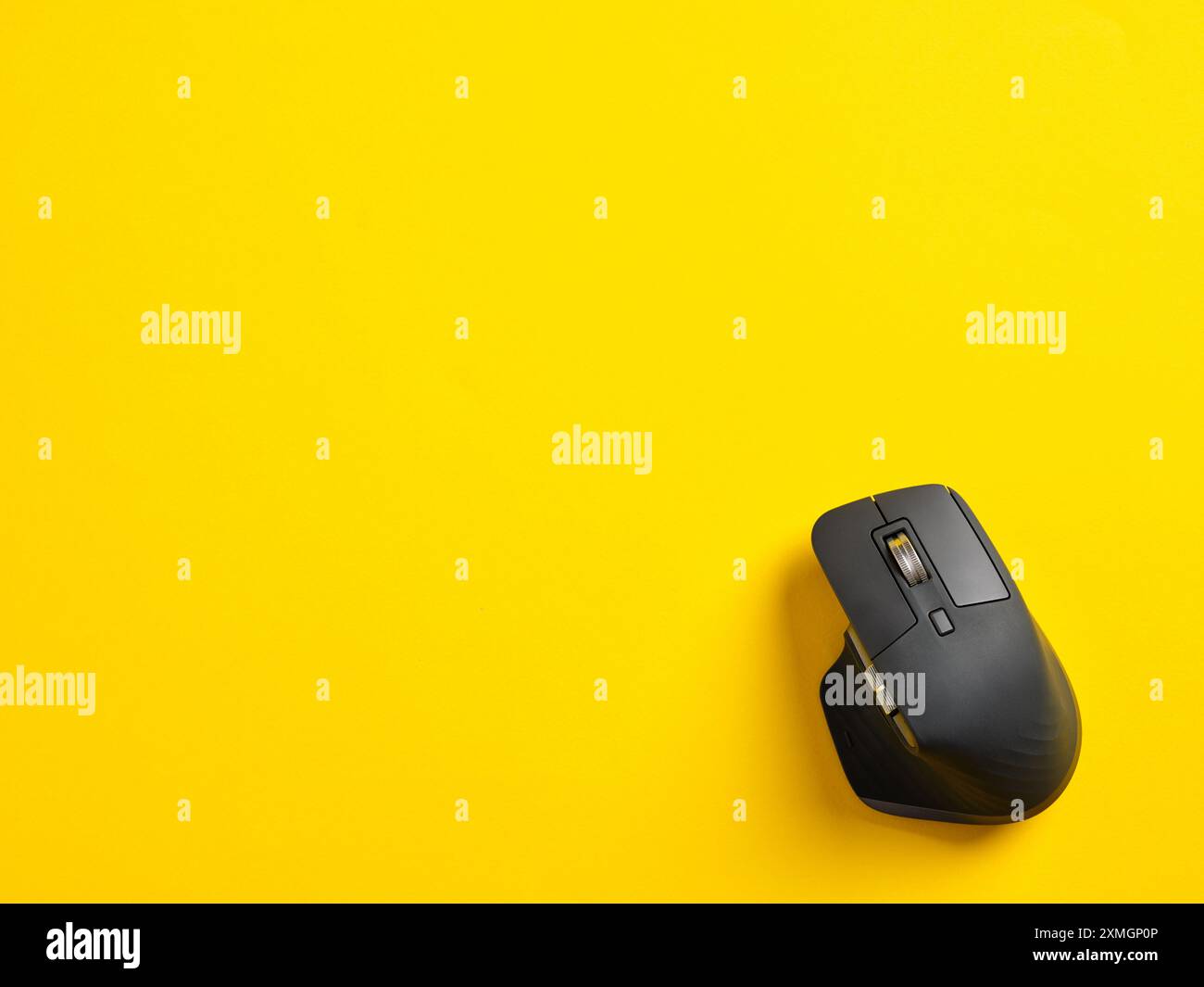 Yellow computer mouse hi-res stock photography and images - Alamy