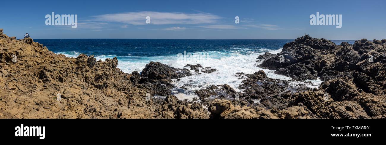 Faro en el acantilado del mar hi-res stock photography and images - Alamy