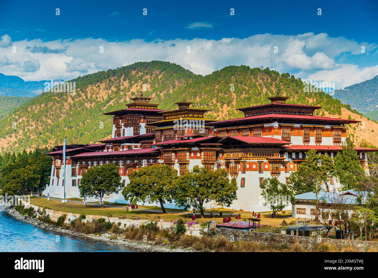 Punakha Dzong at the Mo Chhu river in Bhutan Stock Photo - Alamy