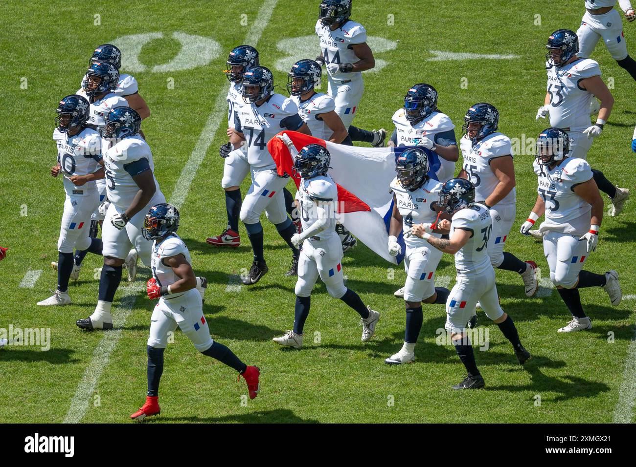 Die Paris Musketeers betreten das Stadion mit der tricolore in der Hand ...