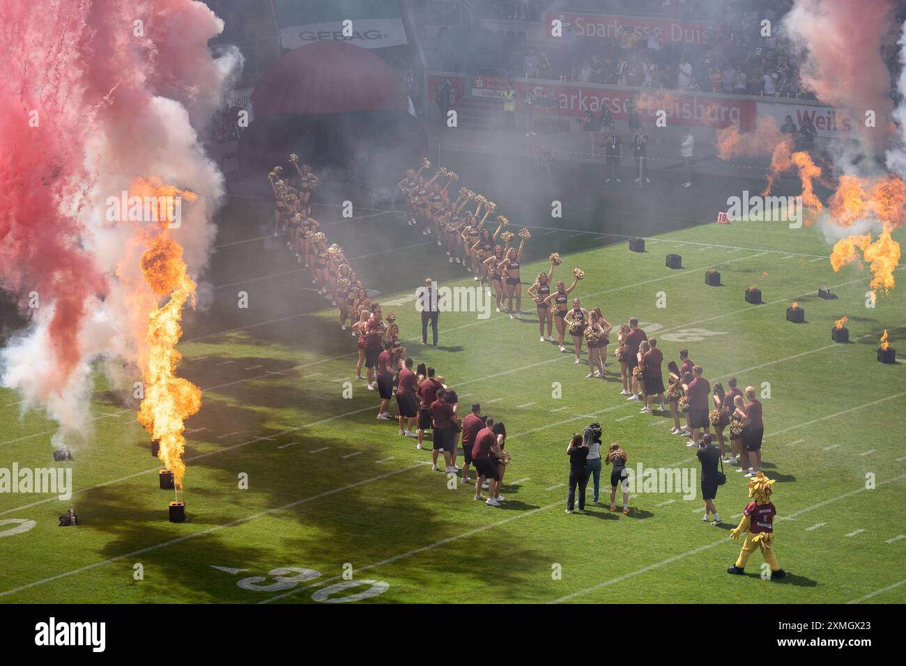 Feuer und Pyroshow fuer die cheerleader von Rhein Fire, GER Rhein Fire ...