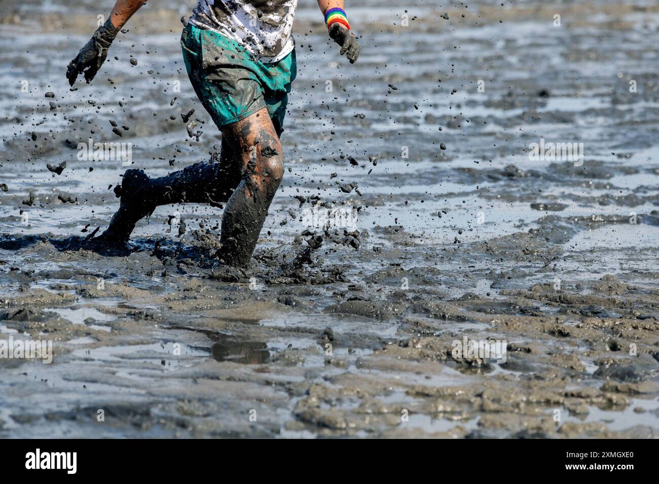 Dangast, Germany. 28th July, 2024. A participant runs through the ...