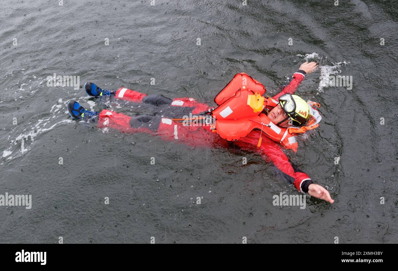 28 July 2024, Schleswig-Holstein, Grömitz: A sea rescuer demonstrates ...