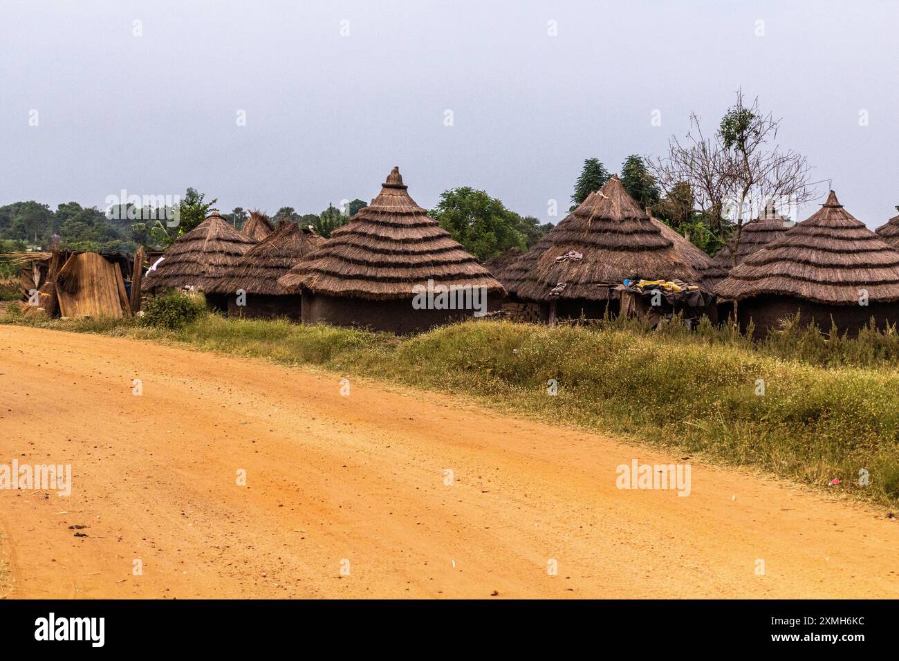 Round huts in Pakwach town, Uganda Stock Photo - Alamy