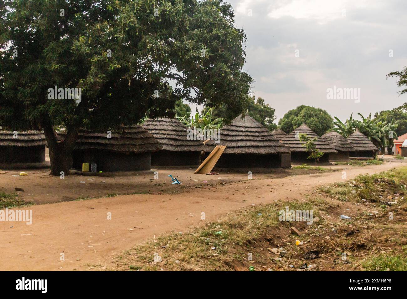 Round huts in Pakwach town, Uganda Stock Photo - Alamy