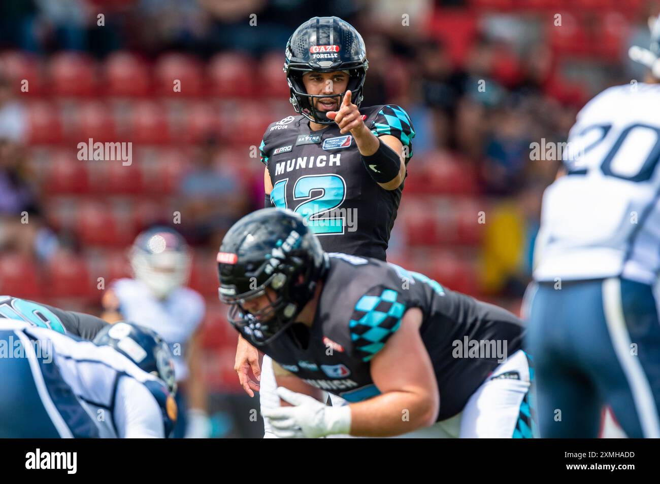 Quarterback Chad Jeffries (Munich Ravens #12) hinter seine Oline GER ...