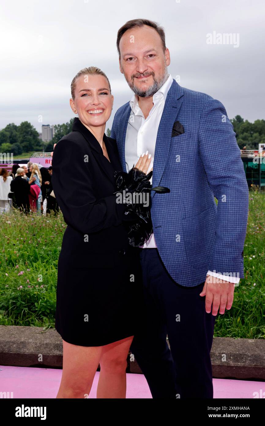 Moderatorin Jennifer Knäble und Radiomoderator Felix Moese bei der ...