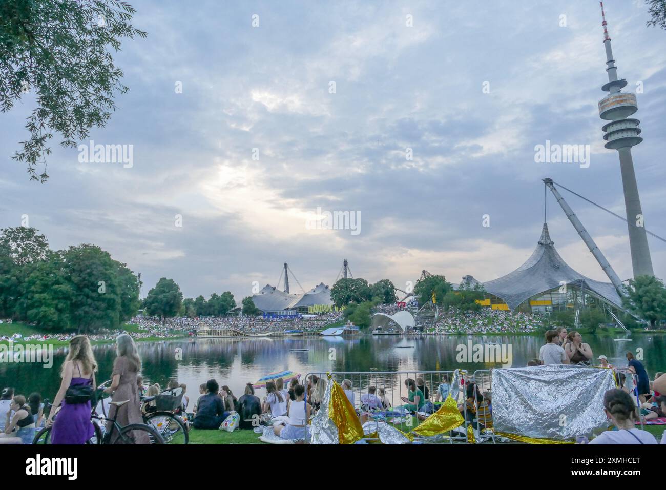 Eras tour fans hi-res stock photography and images - Alamy