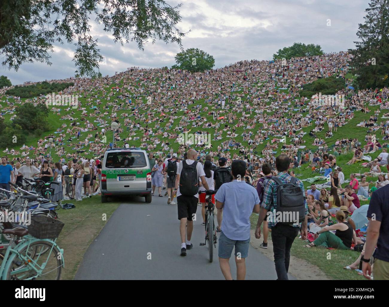 25.000 people outside in the Olympiapark on the opposite side of the ...