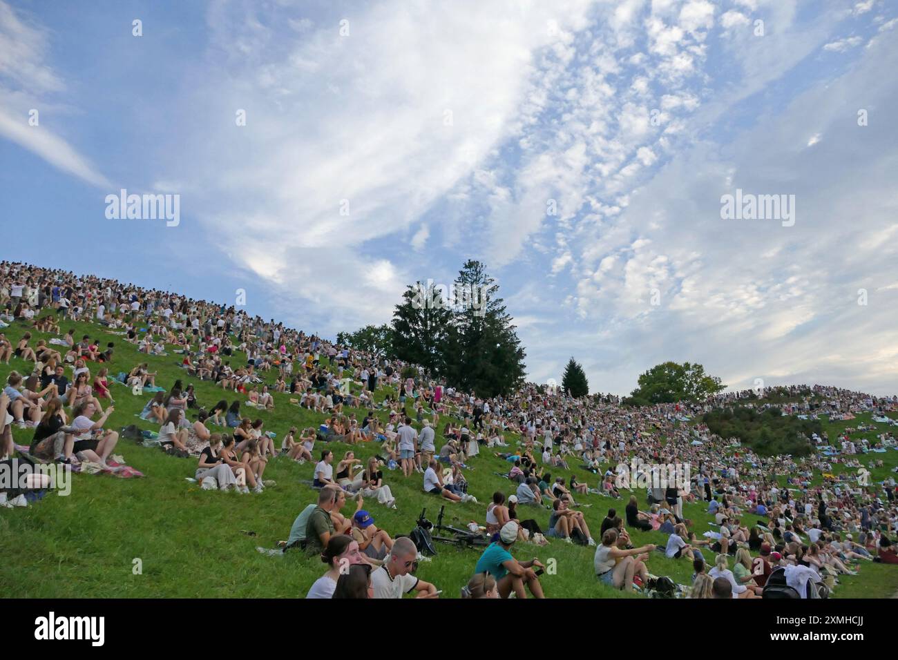 25.000 people outside in the Olympiapark on the opposite side of the ...