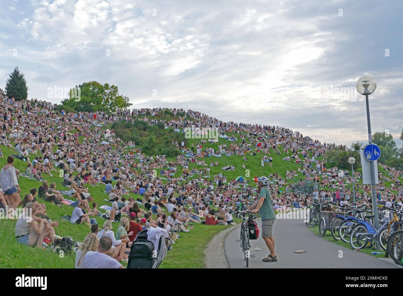 Taylor Swift attracted more than 28.000 fans, listening from outside on ...