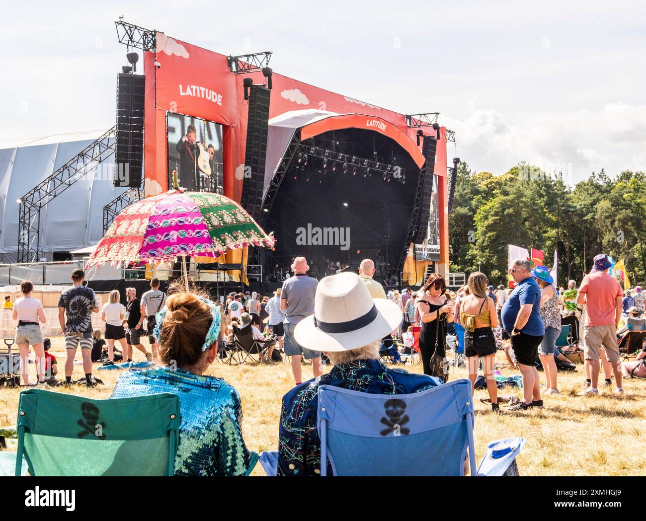 Henham Park, Suffolk, UK. 28th July, 2024. Festival goers having a ...