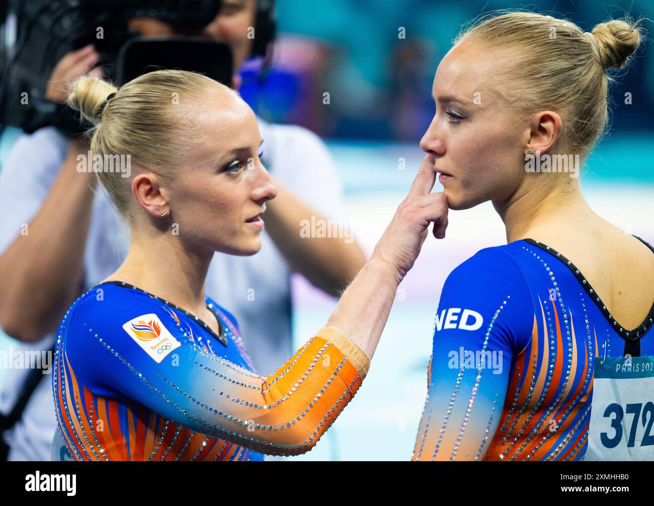 PARIS - Sanne Wevers comforts sister Lieke Wevers during the women's ...
