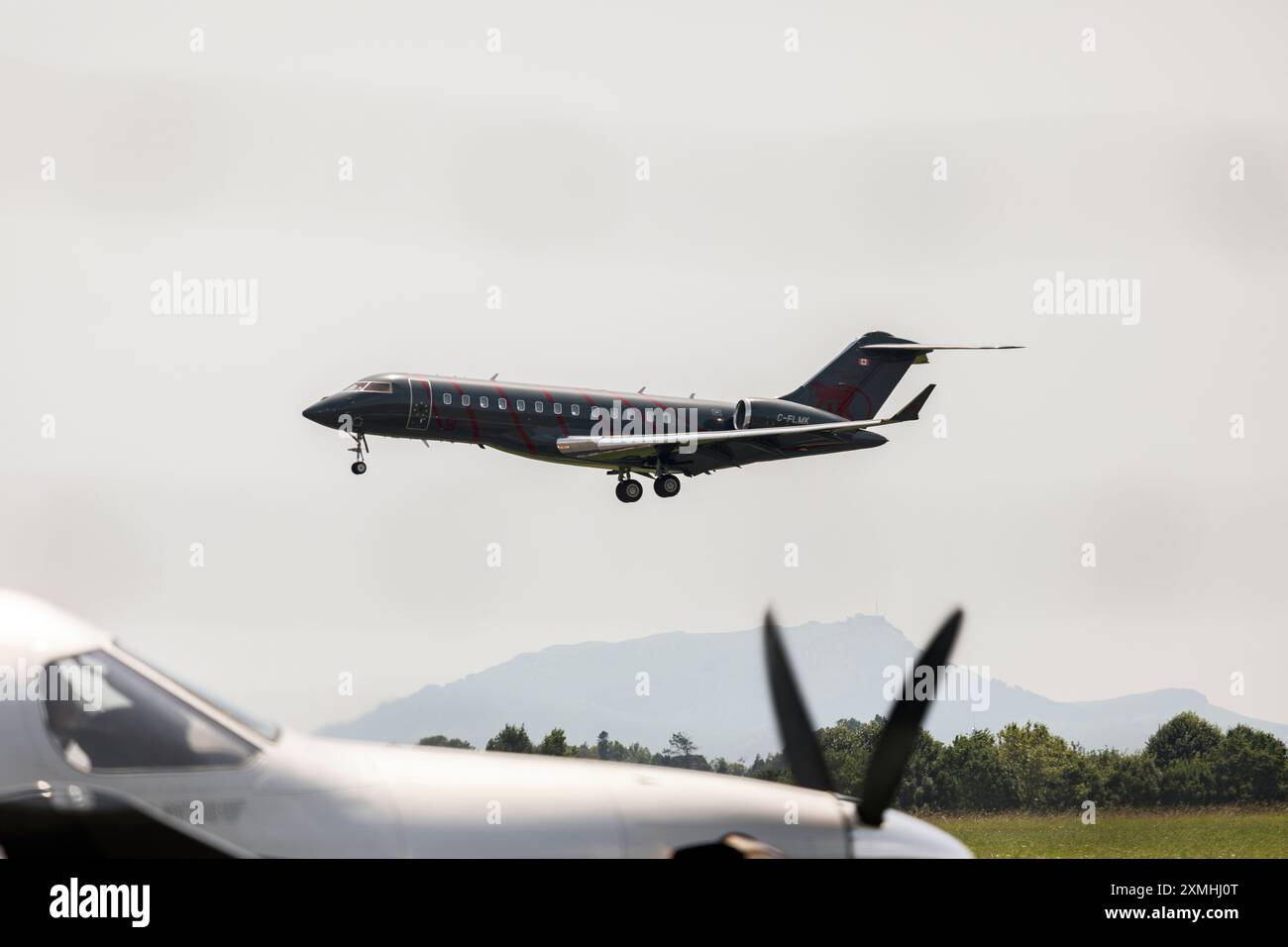 Bombardier Global Express landing at Biarritz airport Stock Photo - Alamy