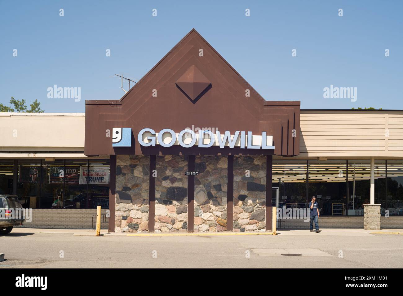Goodwill store and donation center hi-res stock photography and images ...