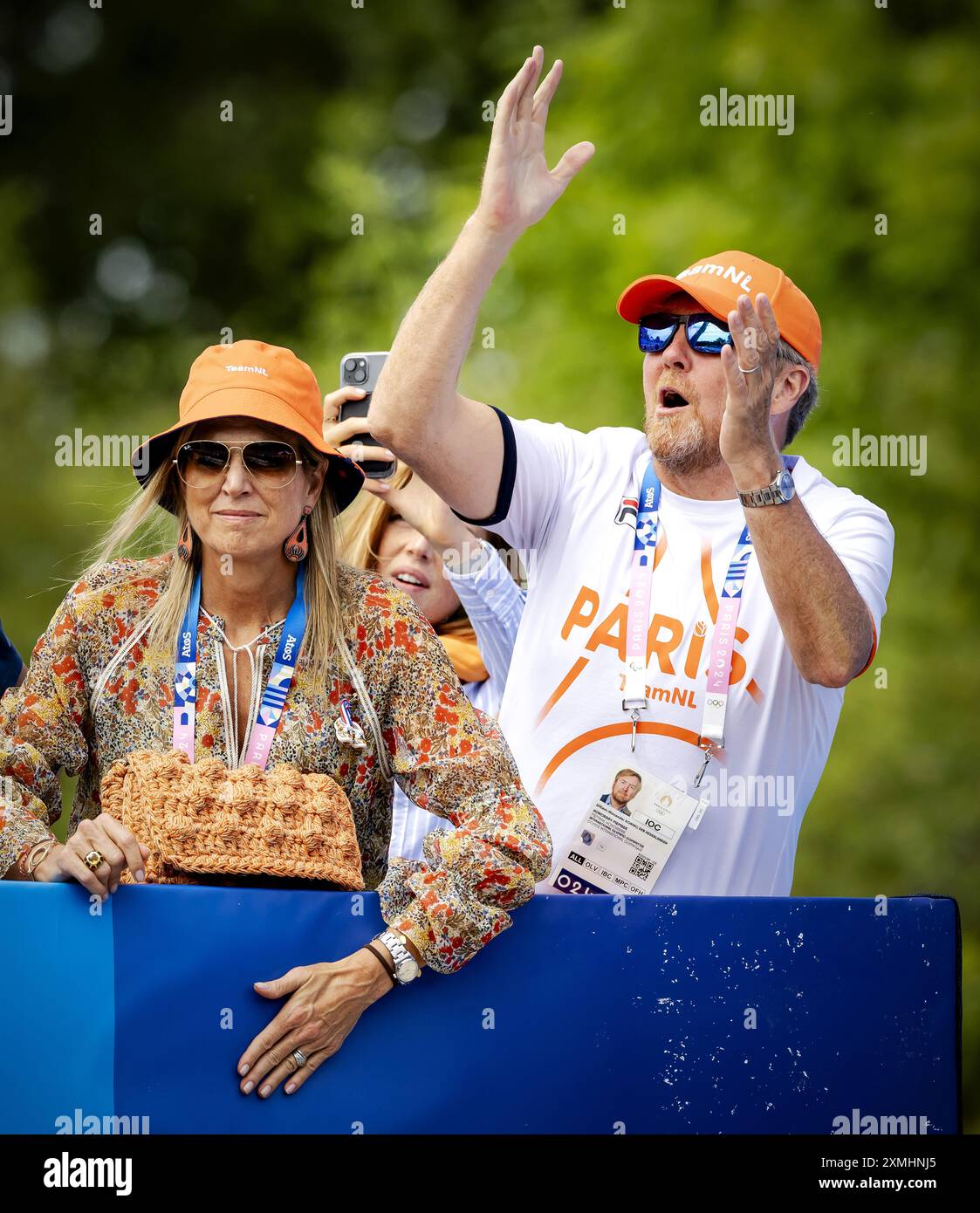 PARIS - Queen Maxima, Princess Alexia and King Willem-Alexander cheer ...