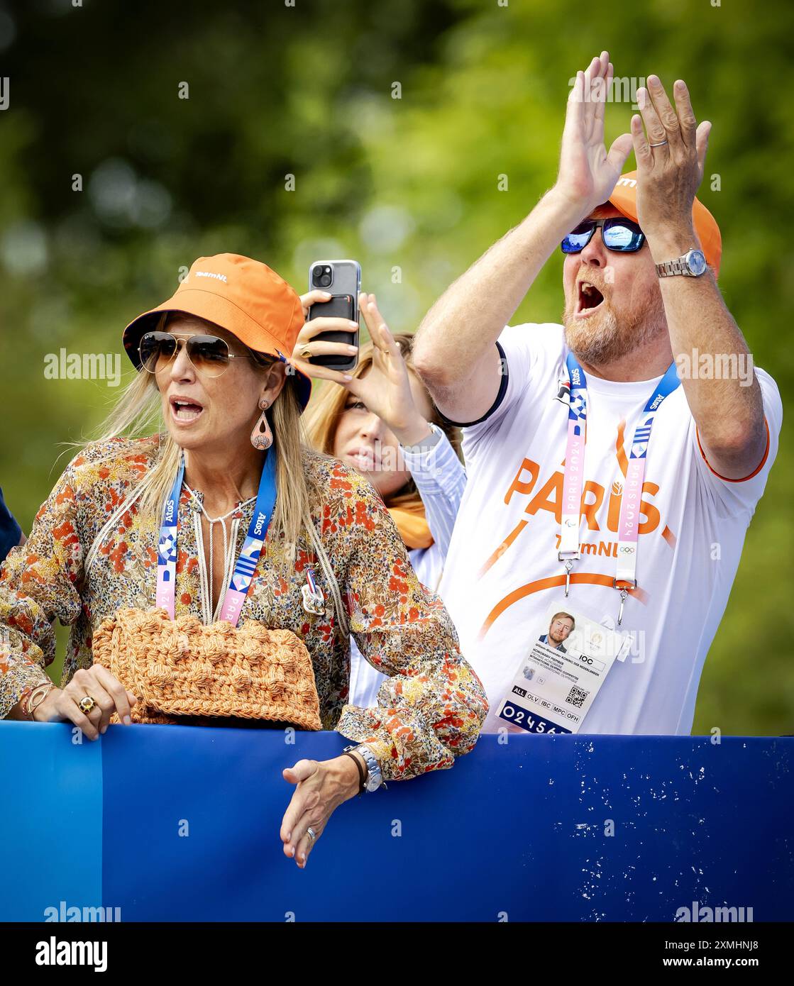 PARIS - Queen Maxima, Princess Alexia and King Willem-Alexander cheer ...
