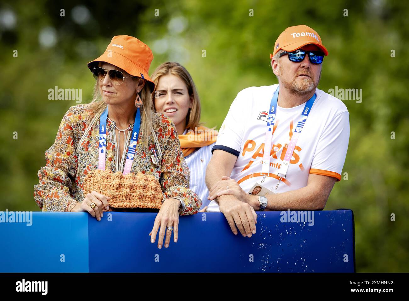 PARIS - Queen Maxima, Princess Alexia and King Willem-Alexander cheer ...