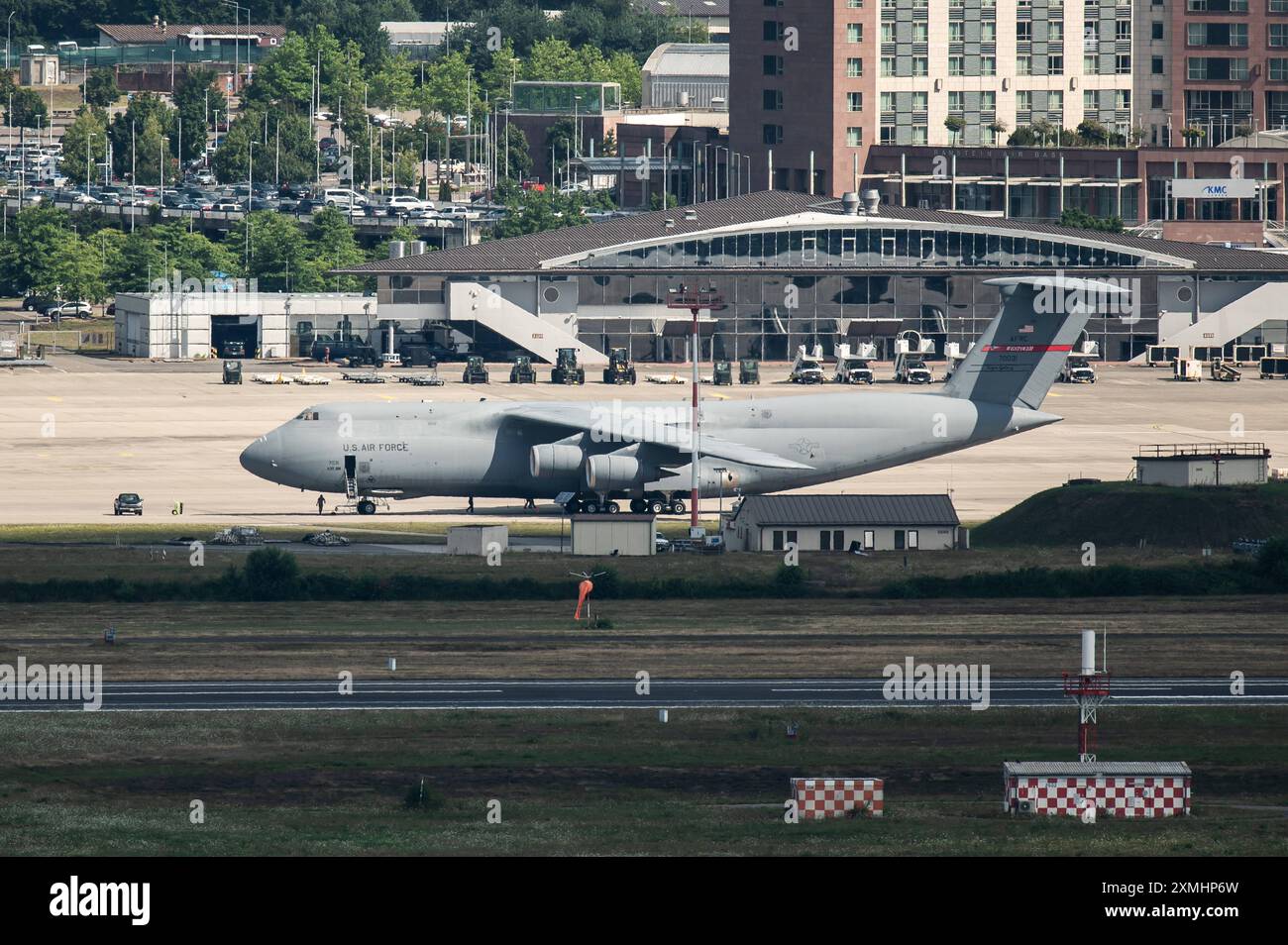 Eine Lockheed C-5B Galaxy der US Air Force USAF steht auf dem Rollfeld ...
