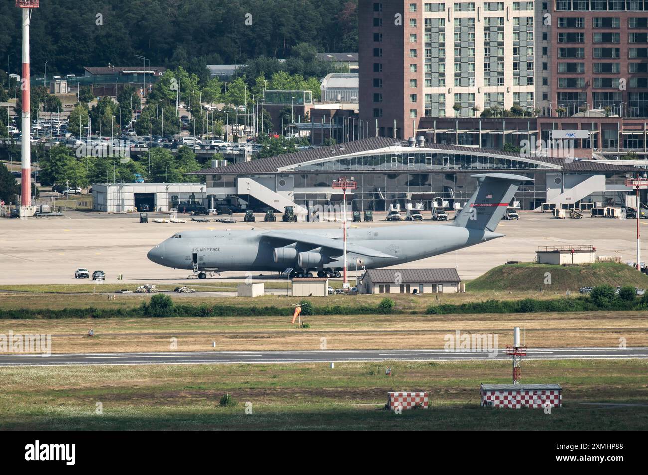 Eine Lockheed C-5B Galaxy der US Air Force USAF steht auf dem Rollfeld ...