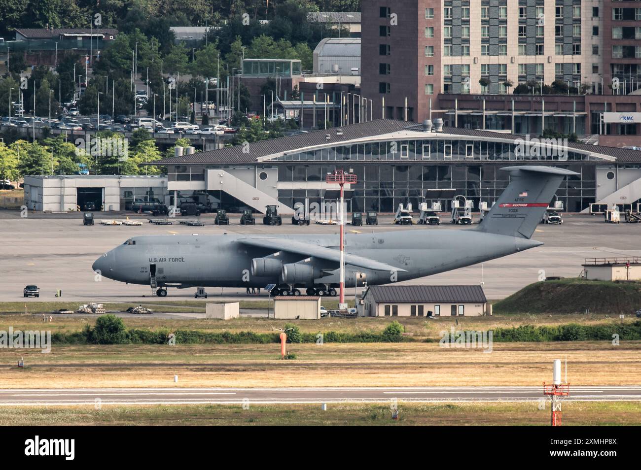 Eine Lockheed C-5B Galaxy der US Air Force USAF steht auf dem Rollfeld ...