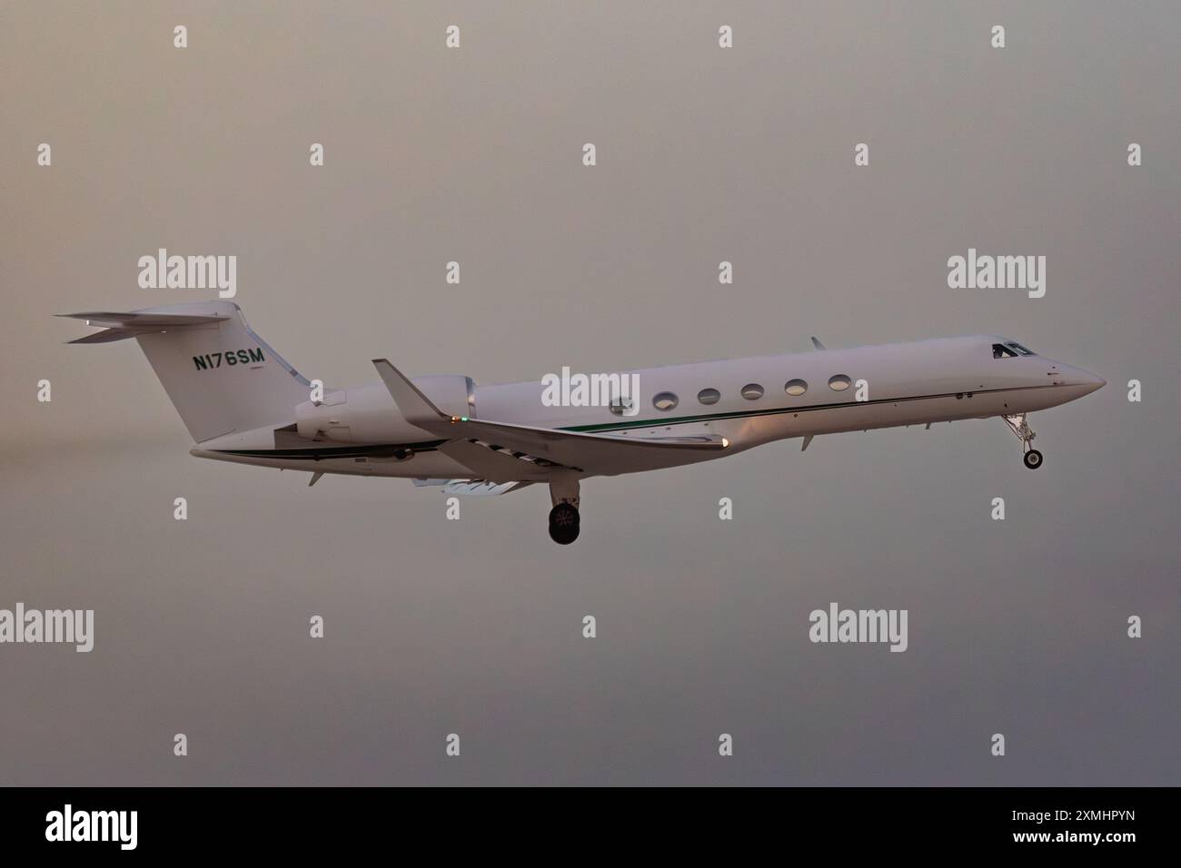 Gulfstream V N176SM Taking off runway 11 at TNCC Stock Photo - Alamy