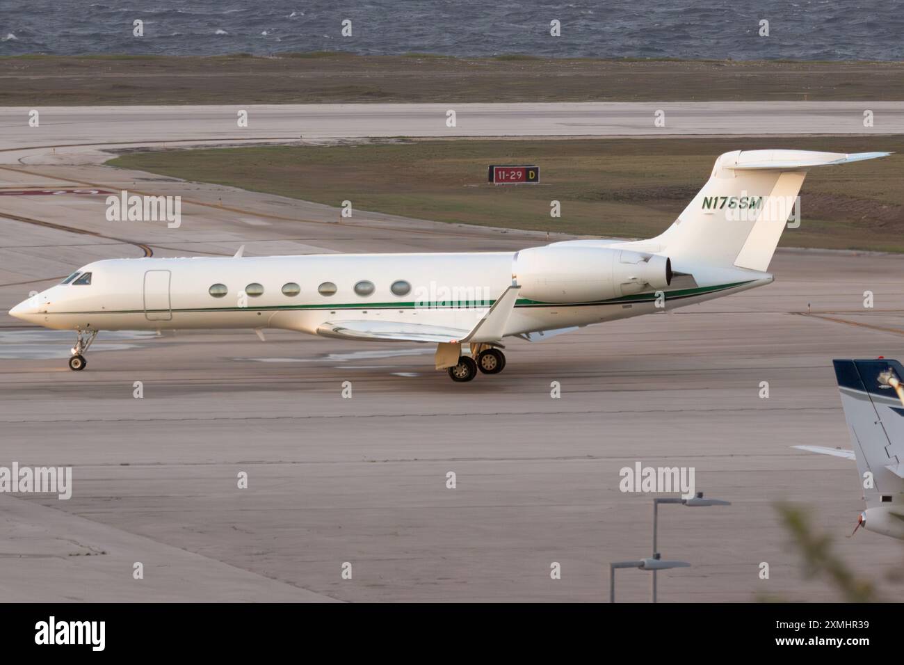 Gulfstream v aircraft hi-res stock photography and images - Alamy