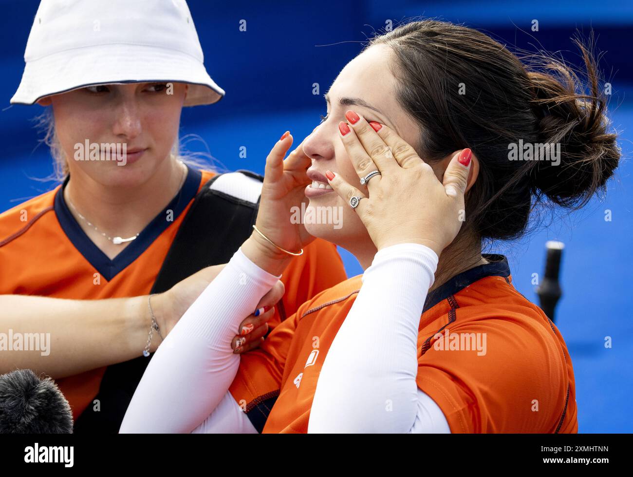 PARIS - The archers Quinty Roeffen and Gaby Schloesser after the battle ...