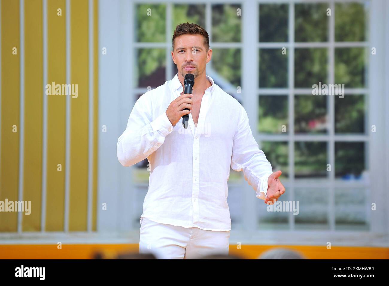 ARD - Immer wieder Sonntags. Sänger Ramon Roselly während der ARD ...