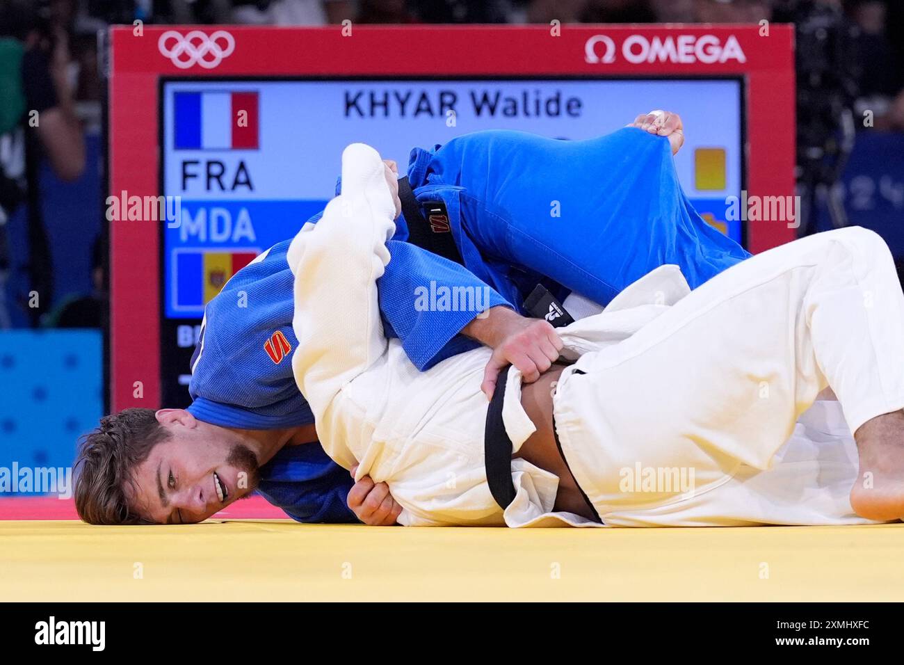 France's Walide Khyar and Moldova's Denis Vieru, left, compete during ...