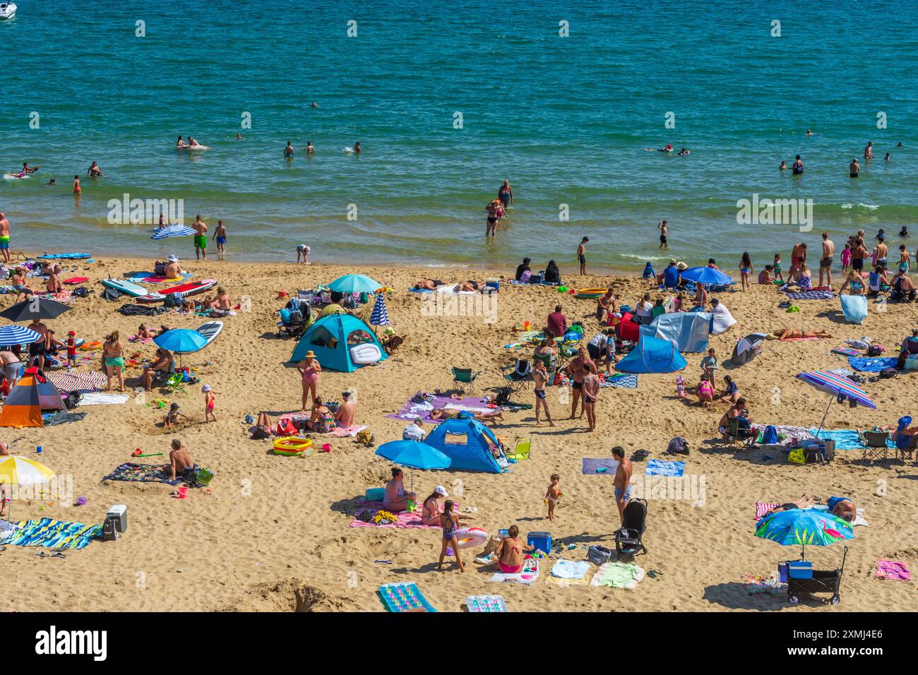 Alum Chine Beach, Bournemouth, UK - July 28th 2024: A crowd of ...