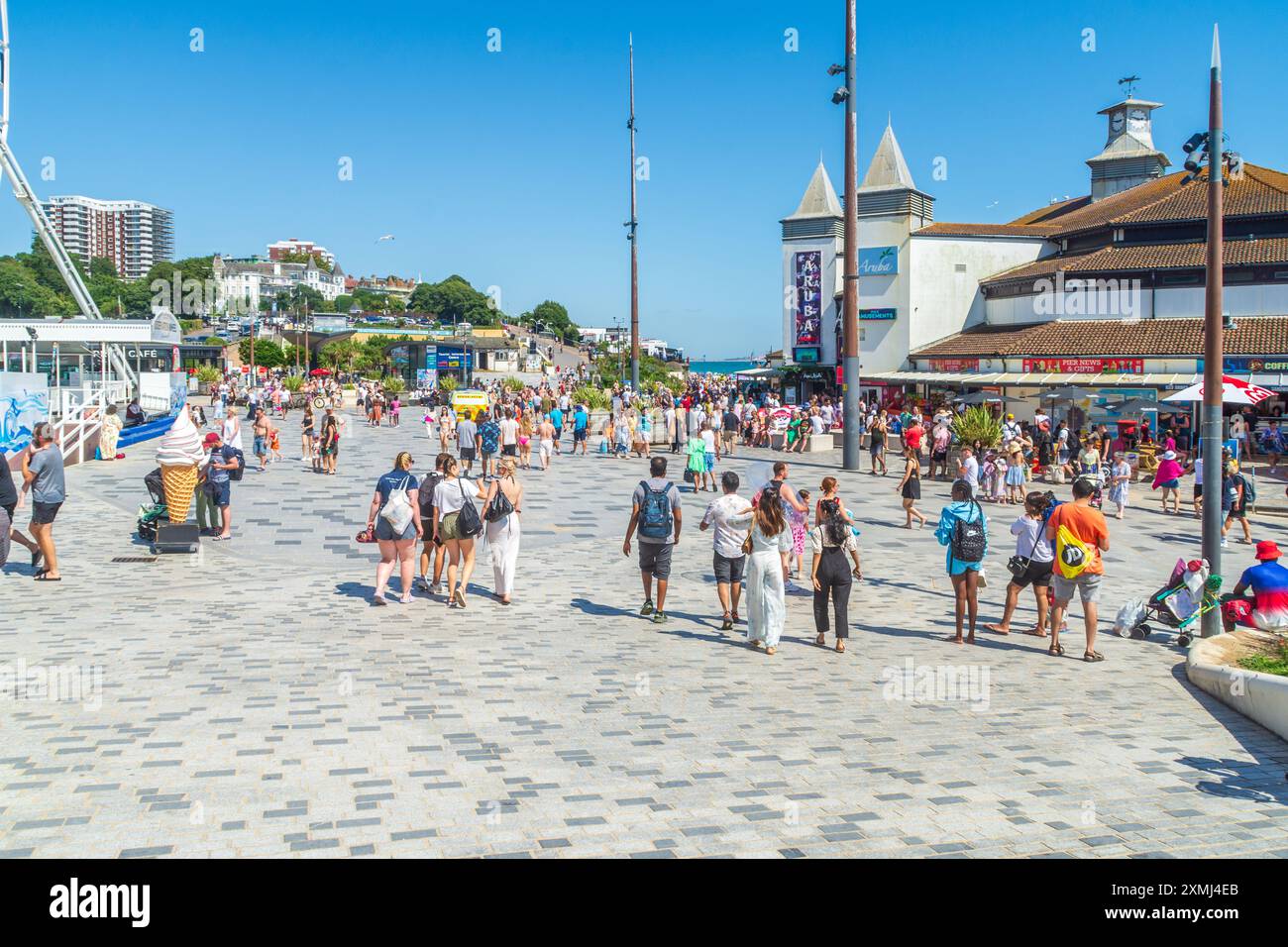 Pier Approach, Bournemouth, UK - July 28th 2024: Crowd of people on the ...