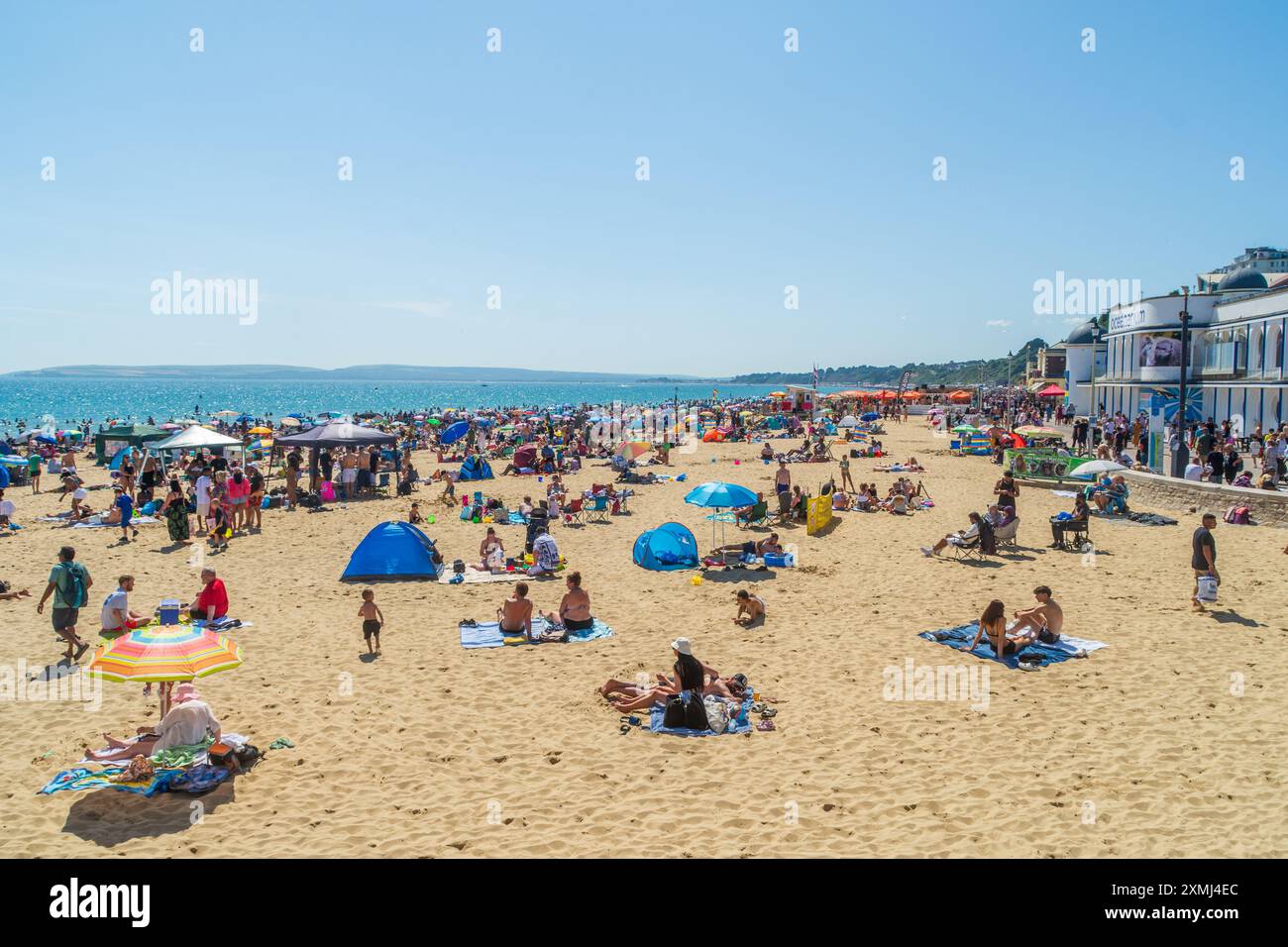 West Cliff Beach, Bournemouth, UK - July 28th 2024: A beach crowded ...