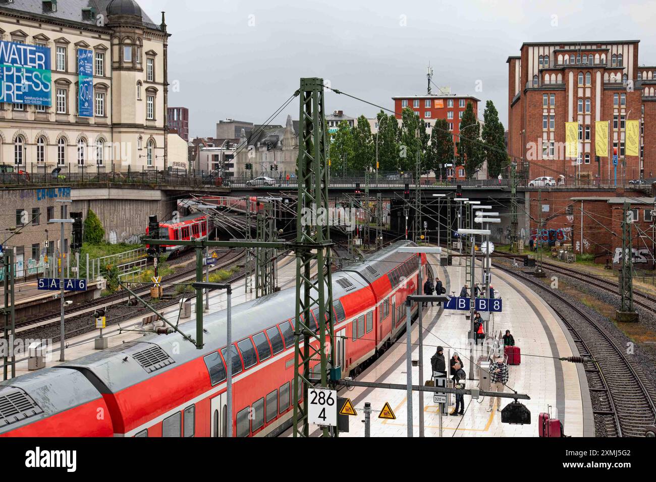Passengers on platform with Hanse-Express train at rail 7 of Central ...
