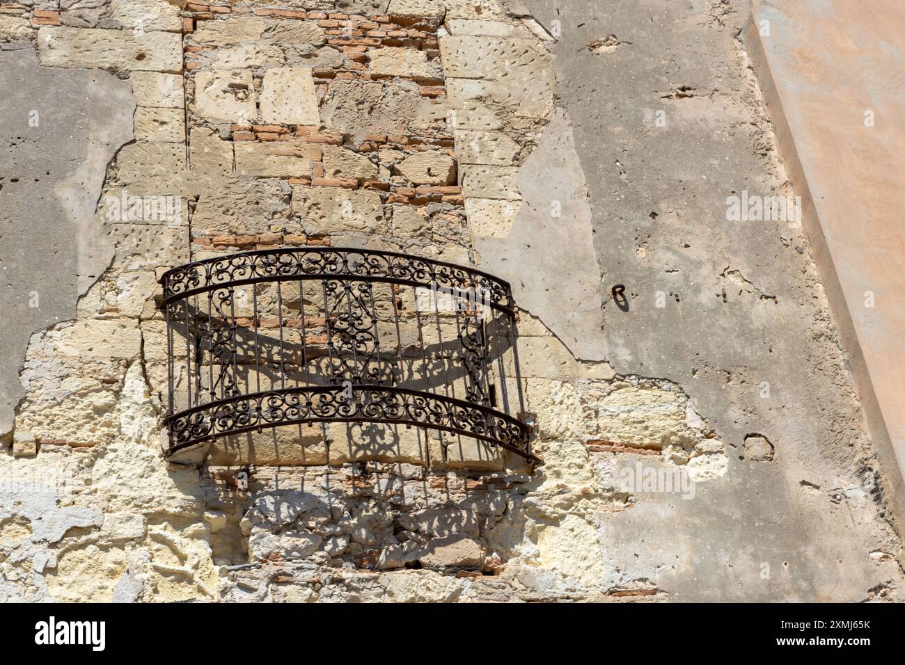 Wrought iron railing on balcony hi-res stock photography and images - Alamy