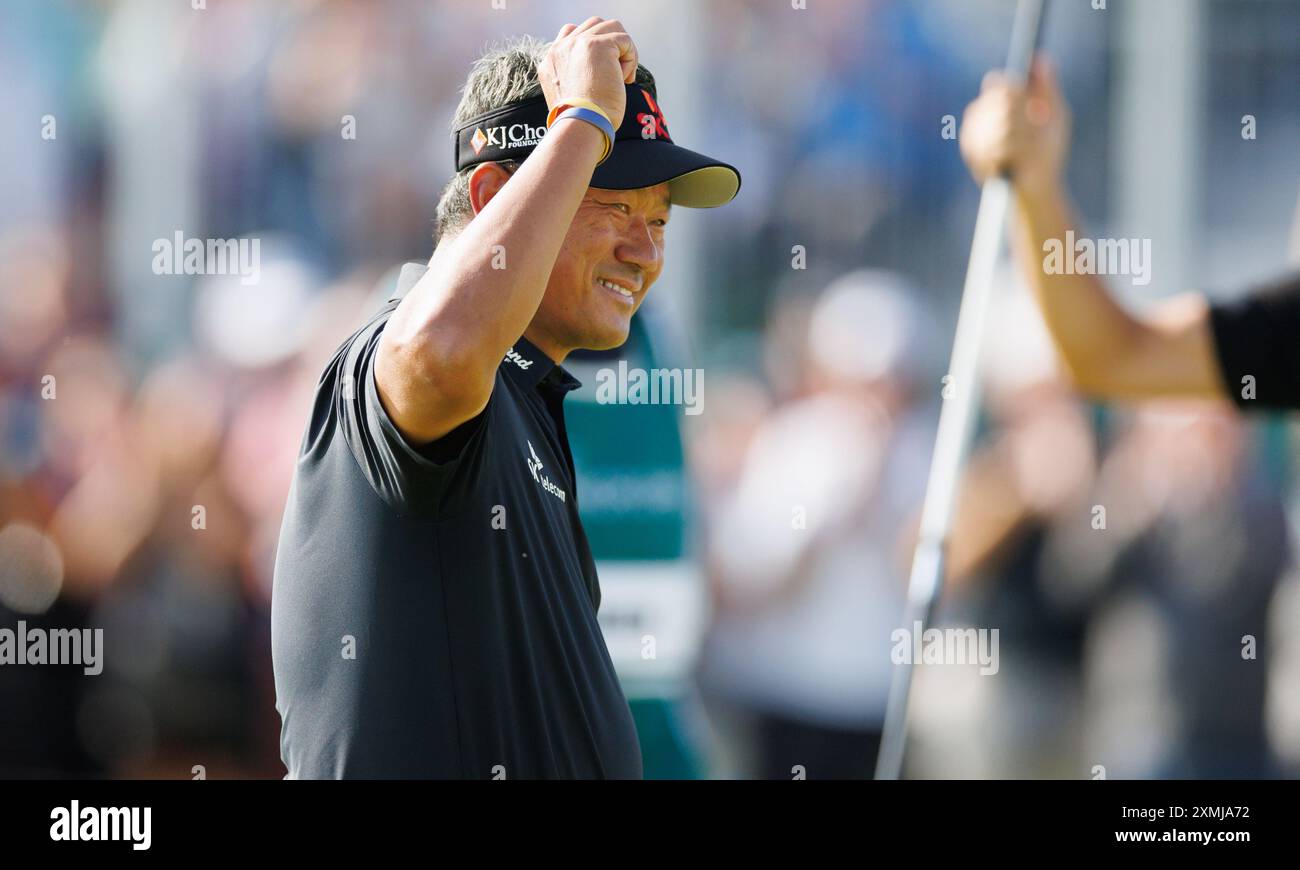 K.J. Choi celebrates on the 18th green after winning The Senior Open ...