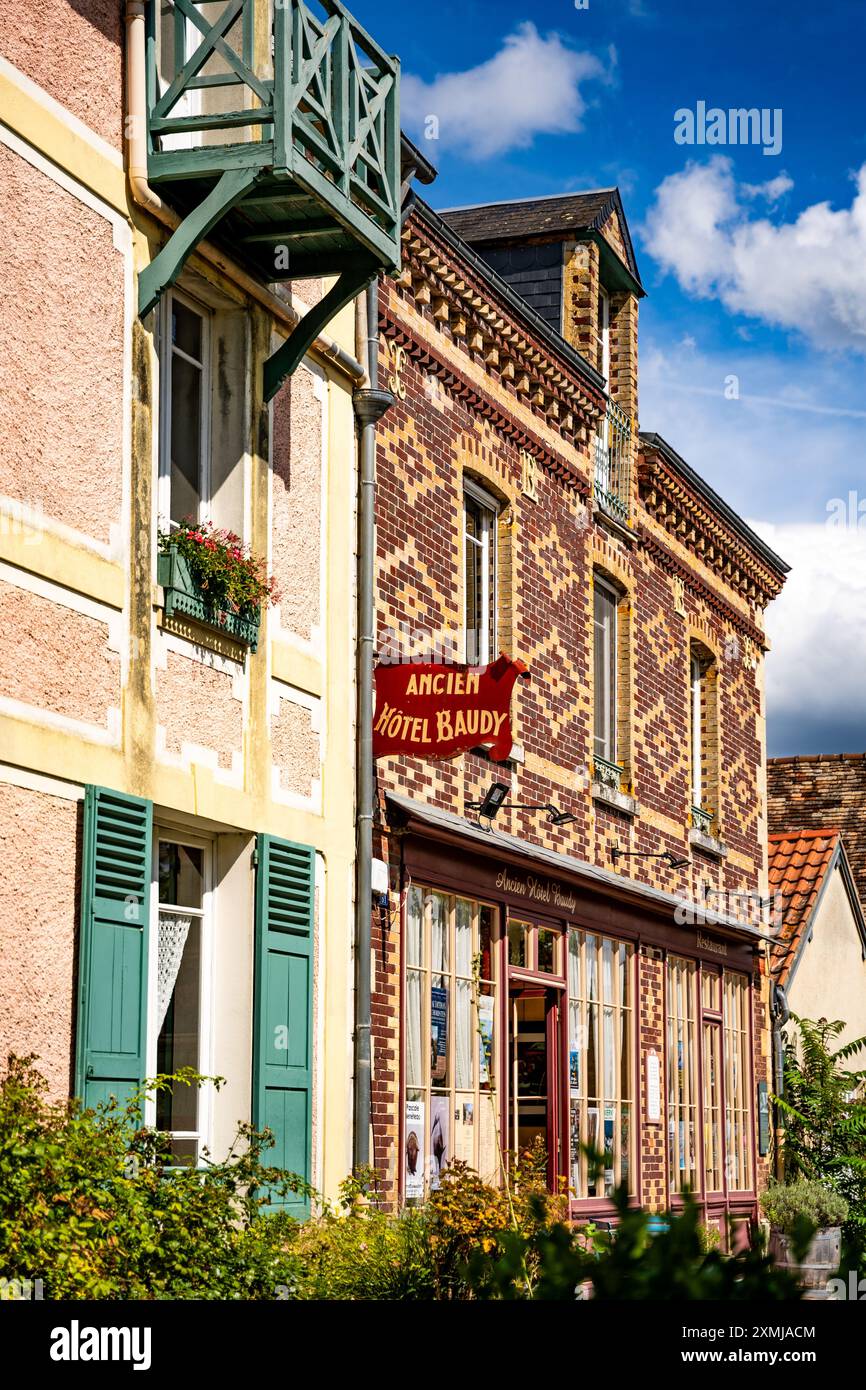 Colorful facade of Hôtel Baudy, the center of artistic life in Giverny ...