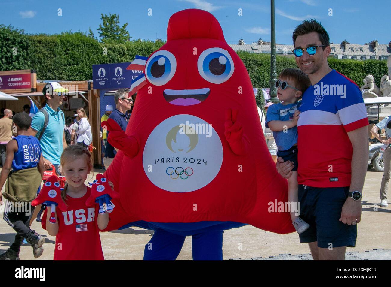 Tokyo, Kanto, Japan. 28th July, 2024. Fans take photos with 2024 Paris ...