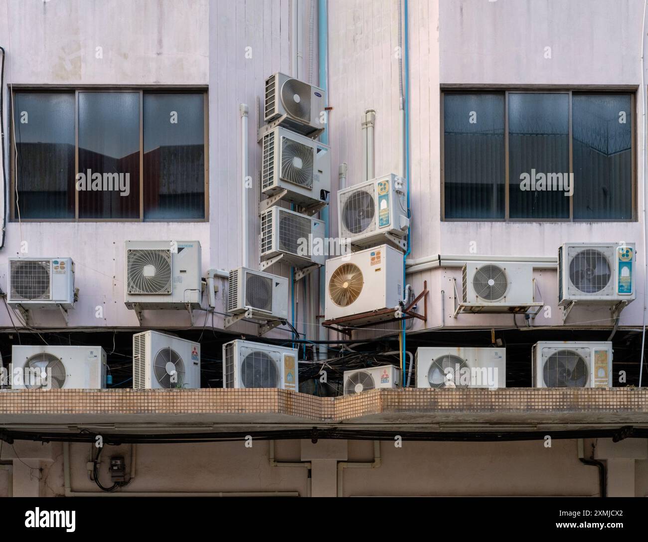 Air conditioning units asia hi-res stock photography and images - Alamy
