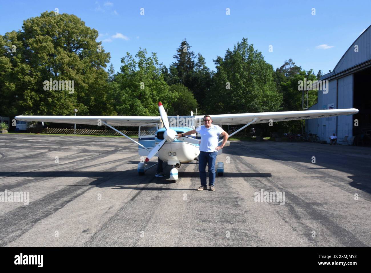 Fritz Scheuermann Schauspieler PPL Pilot vor 172 Cessna Flugzeug ...